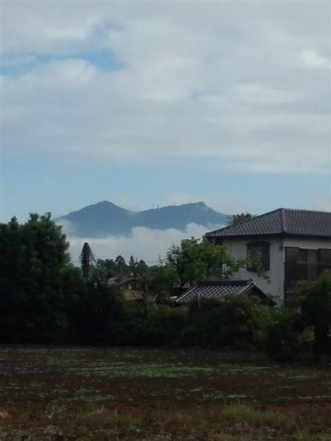 暑くなりそうな朝雲海に浮かぶ筑波山 Rの世界図