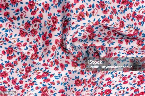 배경 텍스처 작은 붉은 꽃으로 얇은 코 튼 원단 중간 무게 누비이 불된 천으로 또는 면 직물 작은 여름 꽃 분홍색 보라색 노란색 녹색 잎 흰색 바탕에의 0명에 대한 스톡