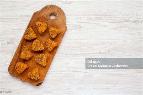 흰색 나무 테이블에 소박한 나무 보드에 튀긴 카망베르 상단 보기 평면 누워 오버 헤드 위에서 공간을 복사합니다 0명에 대한 스톡 사진 및 기타 이미지 Istock