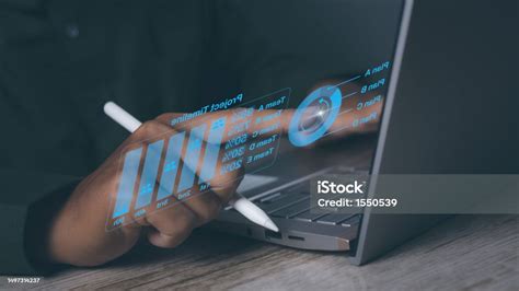 가상 화면에서 노트북 컴퓨터 실행 계획 사업 전략을 사용하는 사업가 개인 장식품에 대한 스톡 사진 및 기타 이미지 개인 장식품 경영자 계획 Istock