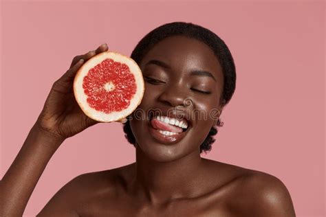 Ni A Africana Con Tajada De Pomelo Foto De Archivo Imagen De Aislado Cara