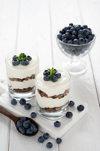 코티지 치즈 신선한 블루 베리 및 그라놀라를 흰색 나무 배경에 유리에 담은 디저트 0명에 대한 스톡 사진 및 기타 이미지 0명 가득 찬 건강한 식생활 Istock