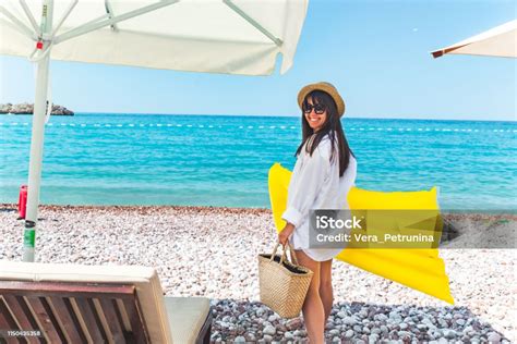 바닷가에 노란 팽창 식 매트리스를 가진 여자 일광욕의 자가 있습니다 라운지 의자에 대한 스톡 사진 및 기타 이미지 라운지 의자 여자 한 명의 여자만 Istock