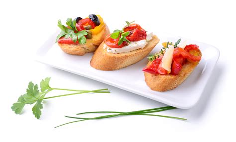 전채 고추 리코타 파치노 체리 토마토 올리브 케이퍼 파마산 파슬리 신선한 오레가노 부추 백리향을 흰색 배경으로 고립된 세라믹 트레이를 곁들인 브루스케타 3개 전채 요리에