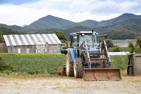 트랙터 바퀴 농기구 창고 건물 사진이미지일러스트캘리그라피 원프로작가