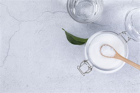 제로웨이스트 물이 든 유리 컵과 구연산 가루가 든 유리병과 나무 숟가락과 나뭇잎 윗면 프레임 유토이미지 상세페이지 베이직샵 사진 21723646