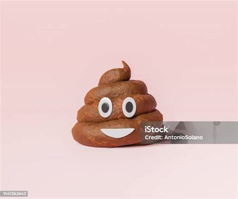 กองเซ่อปลอมที่มีใบหน้าอิโมจิ ภาพสต็อก ดาวน์โหลดรูปภาพตอนนี้ อุจจาระ สารสิ่งมีชีวิต สัญรูป