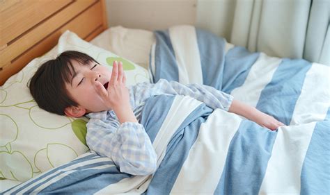 孩子每晚僅 6 小時睡眠？專家建議：大腦也需要飽足休息，健康成長的秘訣告訴你！ 嬰兒與母親