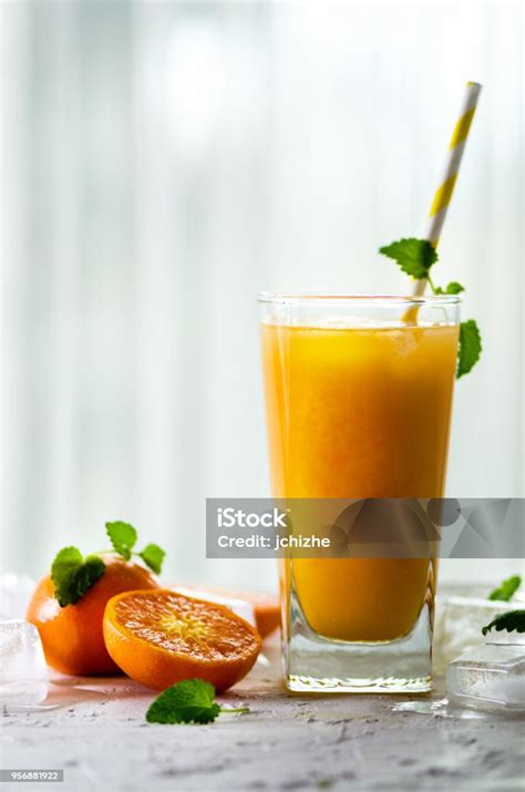 신선한 귤 주스 흰색 콘크리트 바탕에 유리 오렌지 과일 얼음 민트 뜨거운 여름 날에 차가운 음료 Copyspace 0명에 대한
