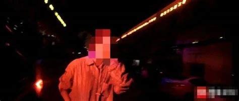 丑态频出！盐城一女子酒后深夜睡在街头，地上还有大量呕吐物滨海