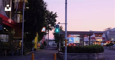 녹색 신호등에 검은 신호등 사진 Unsplash의 무료 마쓰야마 이미지