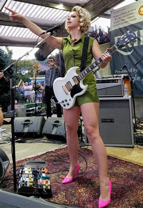 Samantha Fish Poses Femininas Lindas Pernas Poses