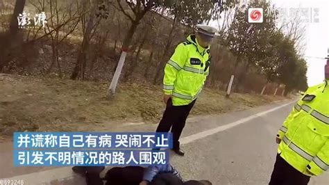 酒驾男子被查，妻子谎称有病哭闹阻碍执法凤凰网视频凤凰网