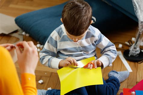바닥에 앉아 가위로 노란색 종이를 자르는 유아 만들기에 대한 스톡 사진 및 기타 이미지 만들기 아이 종이 Istock