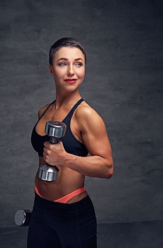 긍정적인 중간 나이 여자는 회색 배경 위에 아령을 보유 하고있다 가냘픈에 대한 스톡 사진 및 기타 이미지 가냘픈 건강한 생활방식 관능 Istock