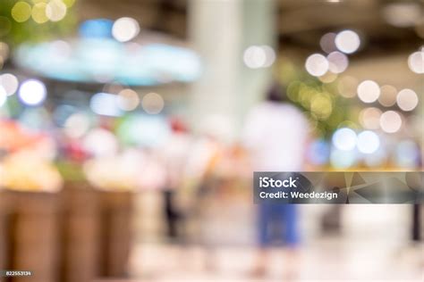 슈퍼마켓 상점에서 쇼핑 하는 고객의 배경을 흐리게 Bokeh와 배경 흐림 고객에 대한 스톡 사진 및 기타 이미지 고객 기업 재무와 산업 모던 양식 Istock