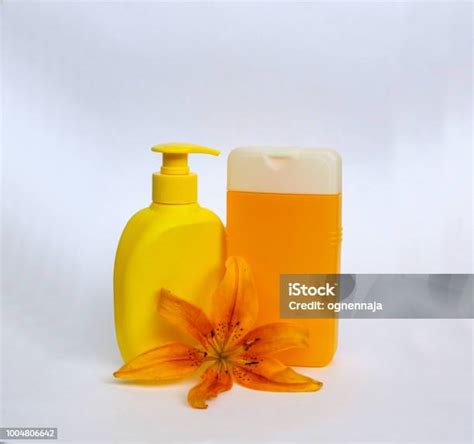 화장품 피부 관리에 대 한에 설정 꽃 흰색 배경 백합 스파 목욕 사우나 샤워에 대 한 구성 샤워 비누와 샤워 젤 부드러운 피부 클렌징 노란 릴리와 함께 가정의 방에 대한