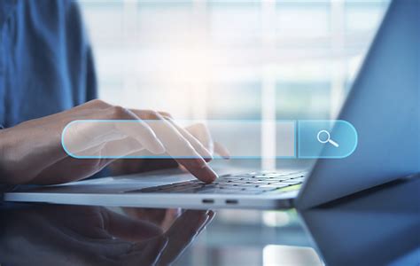 Seo 검색 엔진 최적화 온라인 인터넷 브라우징 웹 디지털 콘텐츠 개념 검색 막대 돋보기 그래픽이있는 노트북 컴퓨터를 사용하는 여성 에 대한 스톡 사진 및 기타 이미지