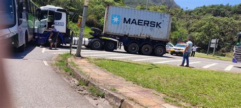 Carreta Colide Com ônibus Perto Da Santa Casa De Ouro Preto Jornal