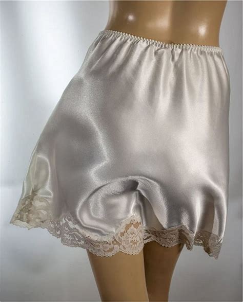 A Little Windy Silkenlace