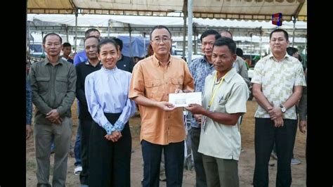 ឯកឧត្តម សួន សុម៉ាលីន នាំយកព្រះរាជអំណោយរបស់ព្រះករុណាជាអម្ចាស់ជីវិតលើត្បូង ជូនកីឡាករទូក ង