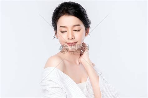 肖像美丽的年轻亚洲女人清洁新鲜裸露的皮肤概念亚洲女孩美容面部护肤和保健面部护理完美肌肤自然妆高清图片下载 正版图片503054472 摄图网