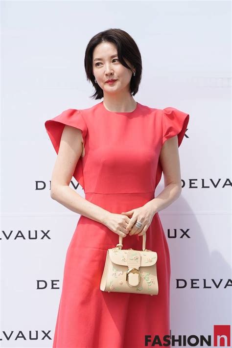 이영애 나이 들수록 빛나 화사한 봄날 레드 원피스룩 압구정 나들이 패션엔
