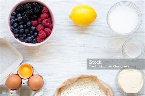 프레임 흰색 나무 바탕에 베리 파이 요리에 대 한 원 재료의 위에서 볼 오버 헤드 플랫이 하다 공간에 복사 합니다 건강한 생활방식에 대한 스톡 사진 및 기타 이미지 Istock