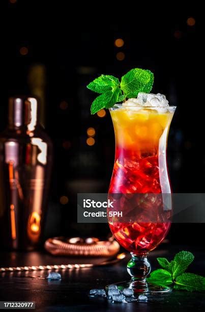 보드카 화이트 럼 오렌지 레몬 파인애플 주스 석류석 시럽 다크 바 카운터 배경을 곁들인 아루바 아리바 여름 칵테일 음료 0명에 대한 스톡 사진 및 기타 이미지 Istock