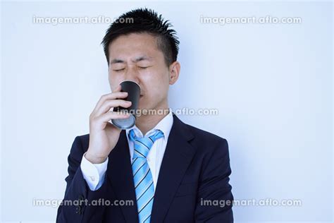 缶コーヒーを飲む日本人ビジネスマンの写真素材 198681506 イメージマート
