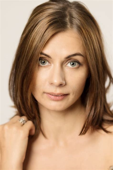 Belle Jeune Femme Mince Dans Une Chemise Du S D Homme Photo Stock Image Du Adulte Tony