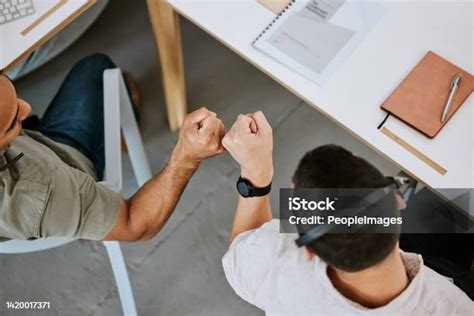 흥분 콜 센터 에이전트 주먹 범프 및 축하 거래 승진 및 사무실에서 위에서 동기 부여 행복하고 성공적인 텔레 마케팅 동료 또는