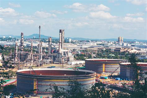 원유 탱크 가솔린 공급 및 화학 공장이있는 정유 공장 가스 가솔린 공장 산업 석유 배럴 연료 중공업 정유 공장 공장 정유 산업 개념 0명에 대한 스톡 사진 및 기타 이미지
