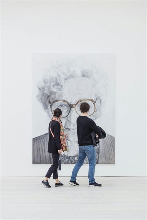 여자의 그림을 보고 있는 남자와 여자 사진 Unsplash의 무료 예술 이미지