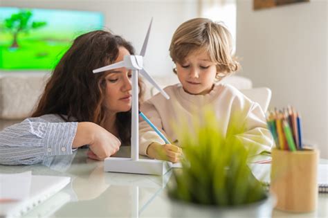어머니와 아들은 식탁에 앉아 풍력 터빈 모델에 집중하며 가정 환경에서 재생 에너지와 지속 가능성에 대해 배우고 있습니다 2 3 살에 대한 스톡 사진 및 기타 이미지 Istock