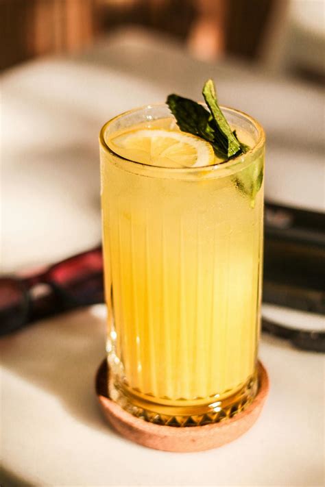 감귤류 감귤류 음료 나무 책상 냉장 음료 노란 음료 딸기 뜨거운 음료 라떼 라떼 마끼아또 라테 아트 레모네이드 한 잔 레몬 레몬 고명 레몬 슬라이스