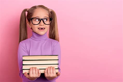 작은 귀여운 여학생의 사진 책의 더미를 잡고 빈 공간 브레인 스토밍 고립 된 통하고 있는 핑크색 배경 8 9 살에 대한 스톡 사진 및 기타 이미지 Istock