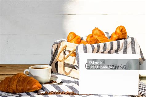 커피 컵과 버터 신선한 프랑스 크루아상 나무 상자 음식과 아침 식사 개념 화이트 보드에 아침 메시지 U201c좋은 아침u201d 0명에 대한 스톡 사진 및 기타 이미지