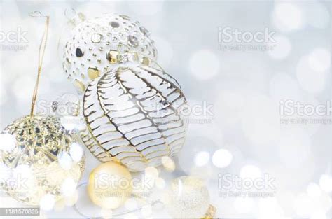 흰색 배경에 아름다운 흰색과 황금 크리스마스 공의 많은 공간을 복사합니다 0명에 대한 스톡 사진 및 기타 이미지 0명 계절 공휴일 Istock