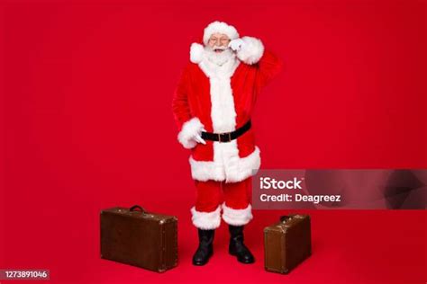 산타 클로스 회색 수염 놀이 컬 무스타치오 가죽 케이스의 전체 길이 사진은 X 마스 의상 코트 벨트 모자 부츠 안경 고립 된 빨간 색 배경을 착용 관광객에 대한 스톡 사진