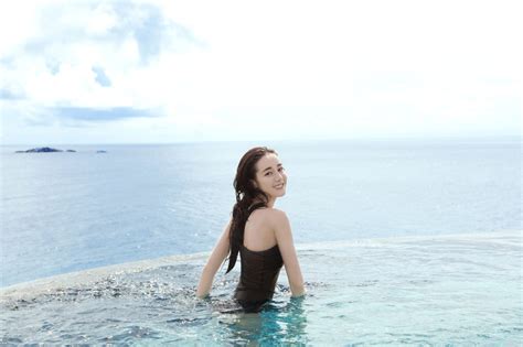 迪丽热巴比基尼大秀香肩 面朝大海回眸一笑清纯可人凤凰网
