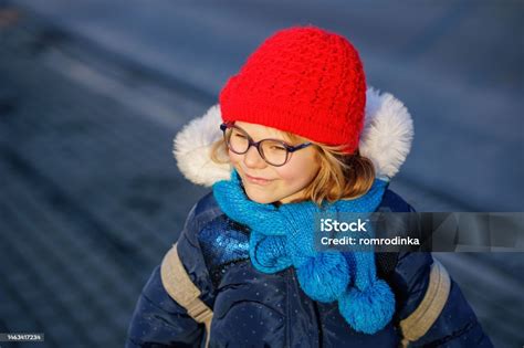 놀이 학교에 가는 길에 안경을 쓴 귀여운 미취학 소녀 보육원에 걸어가는 건강하고 행복한 아이 배낭을 메고 도시 거리 야외에서 탁아소에 가는 유치원 아이 4 5세에 대한 스톡