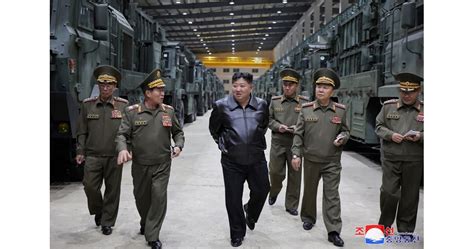 Ким Чен Ун инспектира нови тактически ракетни системи Снимки