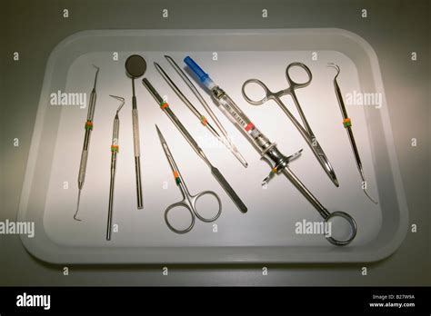 Zahnarzt Instrumente Auf Tablett Stockfotografie Alamy