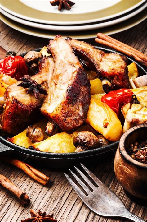 팬에 튀긴 돼지 갈비와 감자 Bbq 음식 미국 음식 구운 얇게 썬 바베큐 돼지 갈비 사진 사진 무료 다운로드 Lovepik