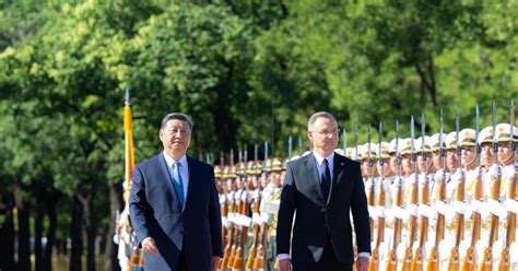 중국 의장대 사열하는 안제이 두다 폴란드 대통령