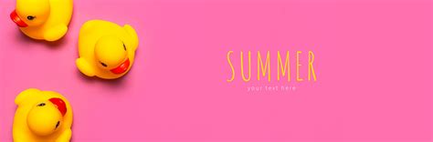 수영을위한 추세 풍선 어린이 장난감 팽창식 노란 닭 세 개 또는 분홍색 배경에 오리 수영장 플로트 파티 플랫 평신도 복사 공간 창조적 인 여름 해변 개념 설계를 위한 레이