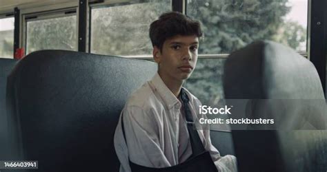 카메라를 바라보는 인도 학생은 슬프게도 닫힙니다 스쿨 버스에 앉아 있는 십 대 소년 십대에 대한 스톡 사진 및 기타 이미지 십대 라틴 아메리카 히스패닉 민족 슬픔