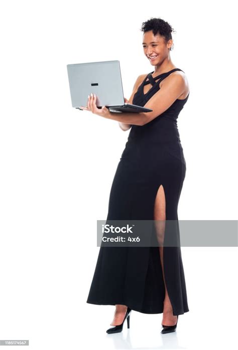 2029세 성인 아름다운 아프리카 민족아프리카계 민족젊은 여성 앞의 흰색 배경 착용 드레스 앞에서 웃고전체 길이1인정면을 내려다보고행복쾌활한 20 24세에 대한 스톡 사진