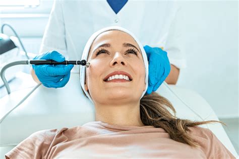 얼굴 진공 치료 절차 얼굴 관리 및 회춘을 복용하는 웃는 젊은 여성 2명에 대한 스톡 사진 및 기타 이미지 2명 30 34